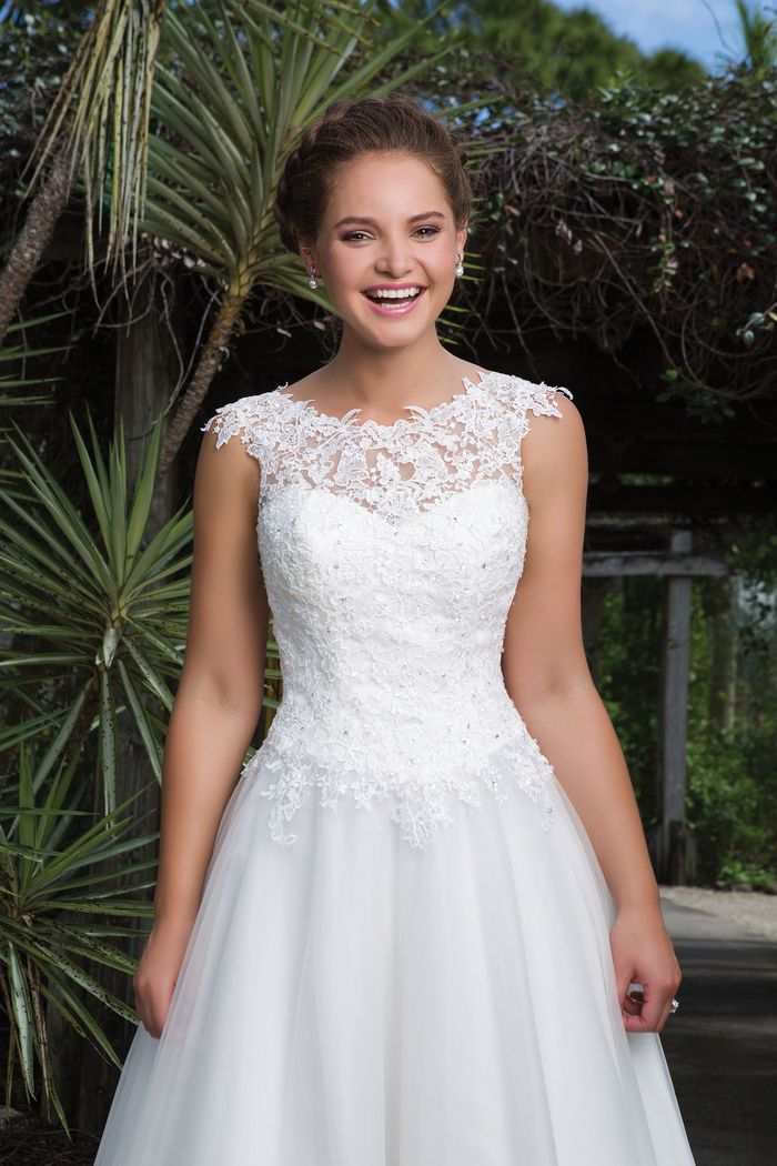 Estilo 6127: Traje de gala de encaje y tul con escote sabrina ...