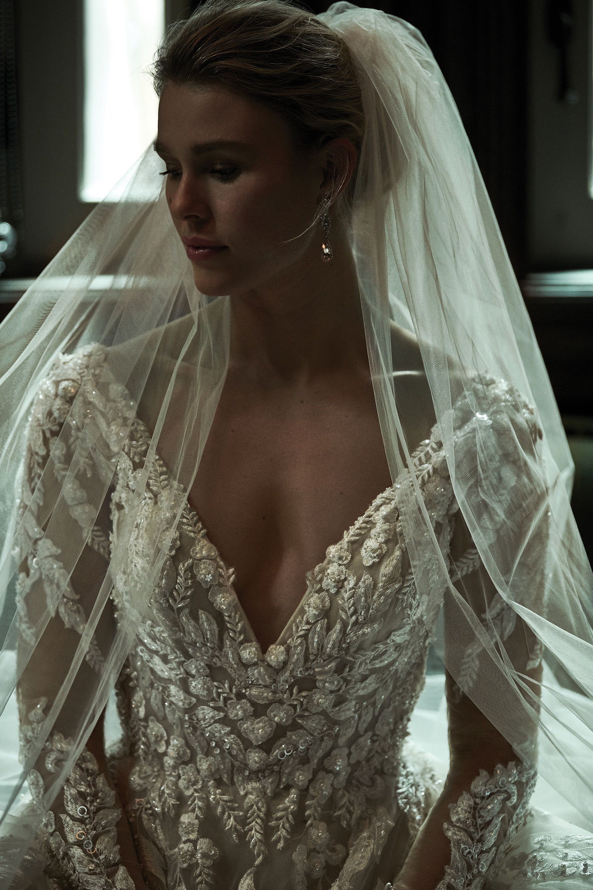 Style JULIE VEIL: Embroidered Lace Cathedral Veil | Justin Alexander ...